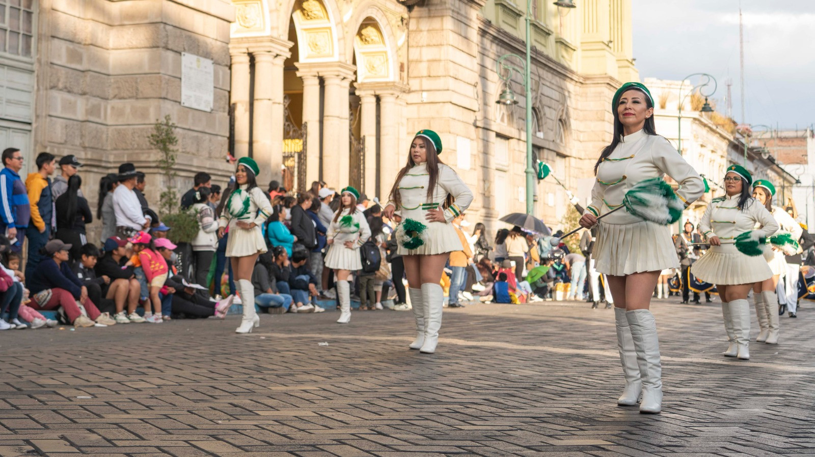 Pregón Artístico Cultural congregó a centenares de familias riobambeñas ...